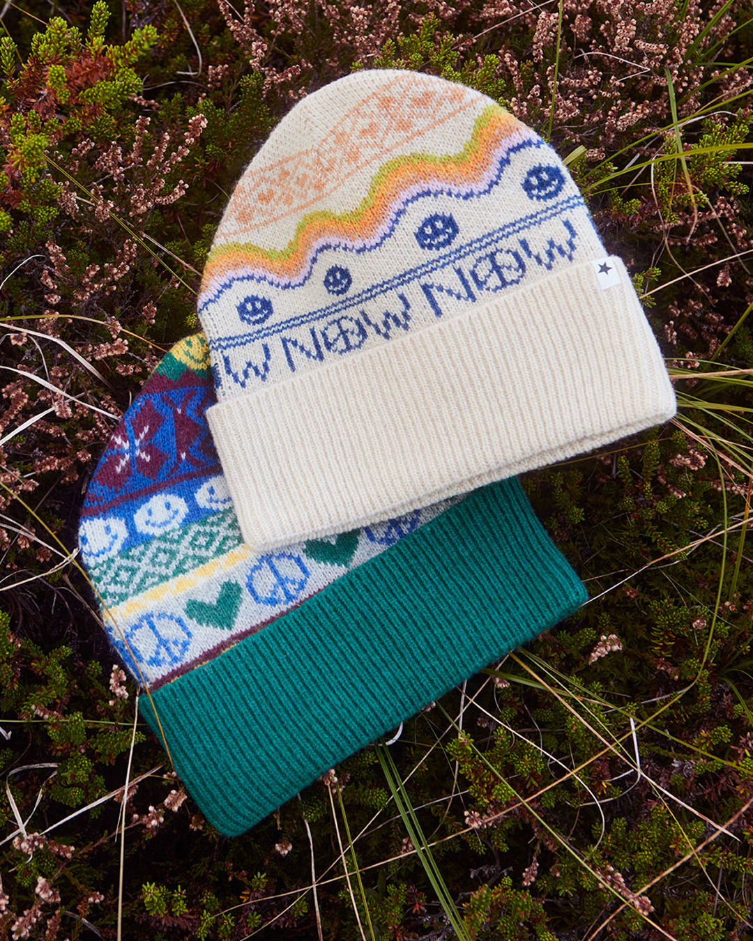 Kipp - Traditional - Green knit hat with peace signs and smileys - Molo