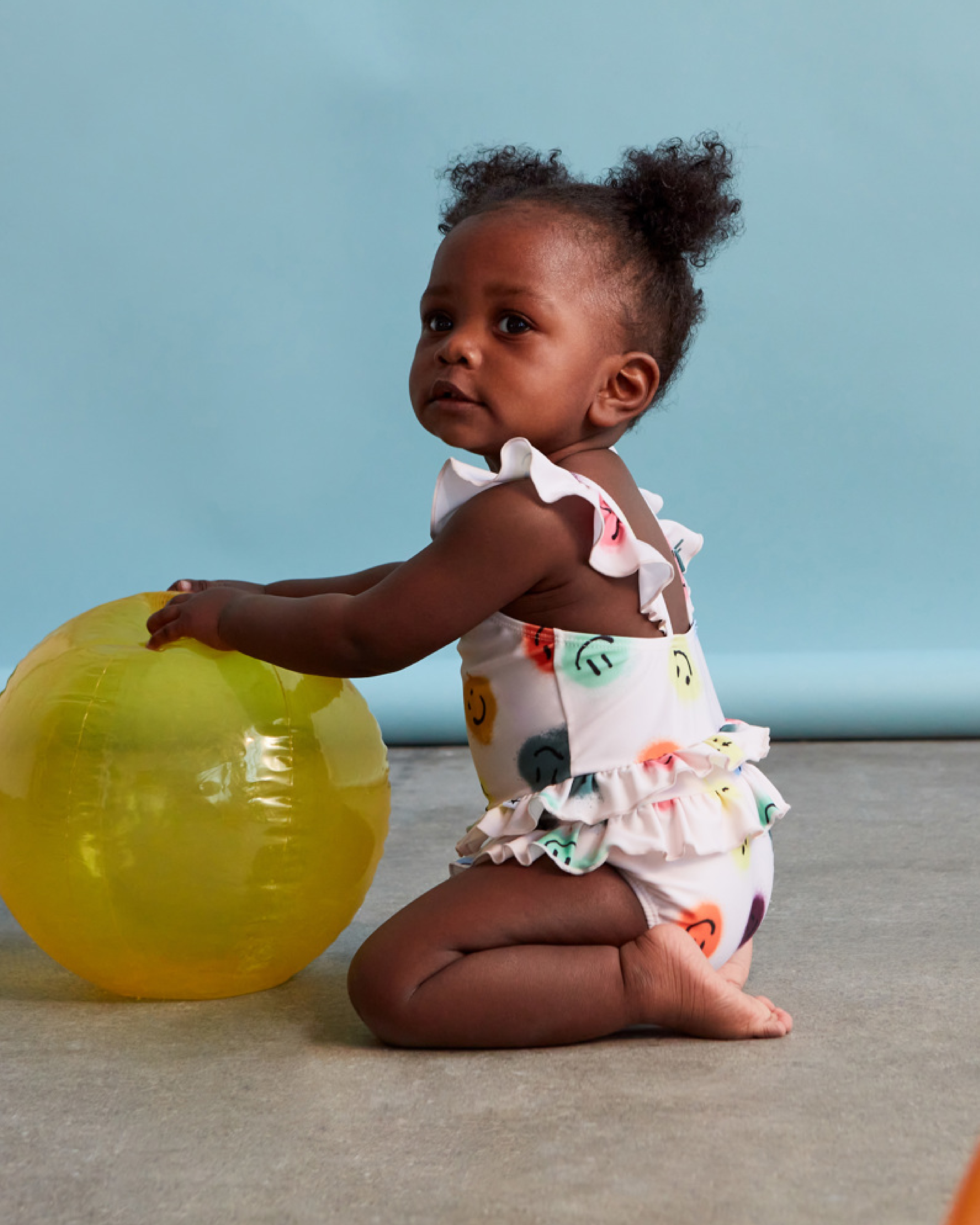 Nalani - Happy Dots - Lichtroze baby badpak met ruches en een print van ...