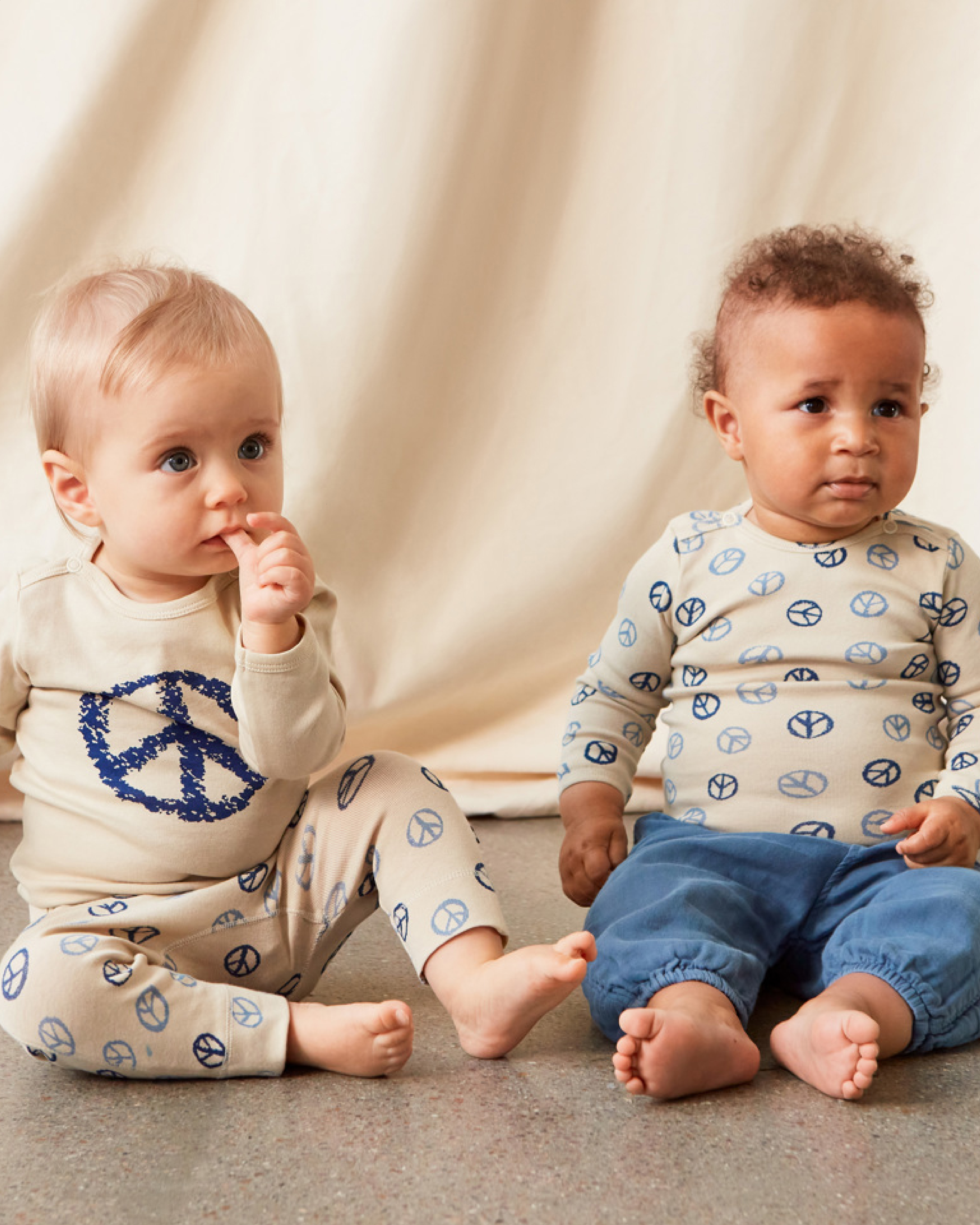 Foss - Peace Sign - Organic beige baby bodysuit with peace print - Molo
