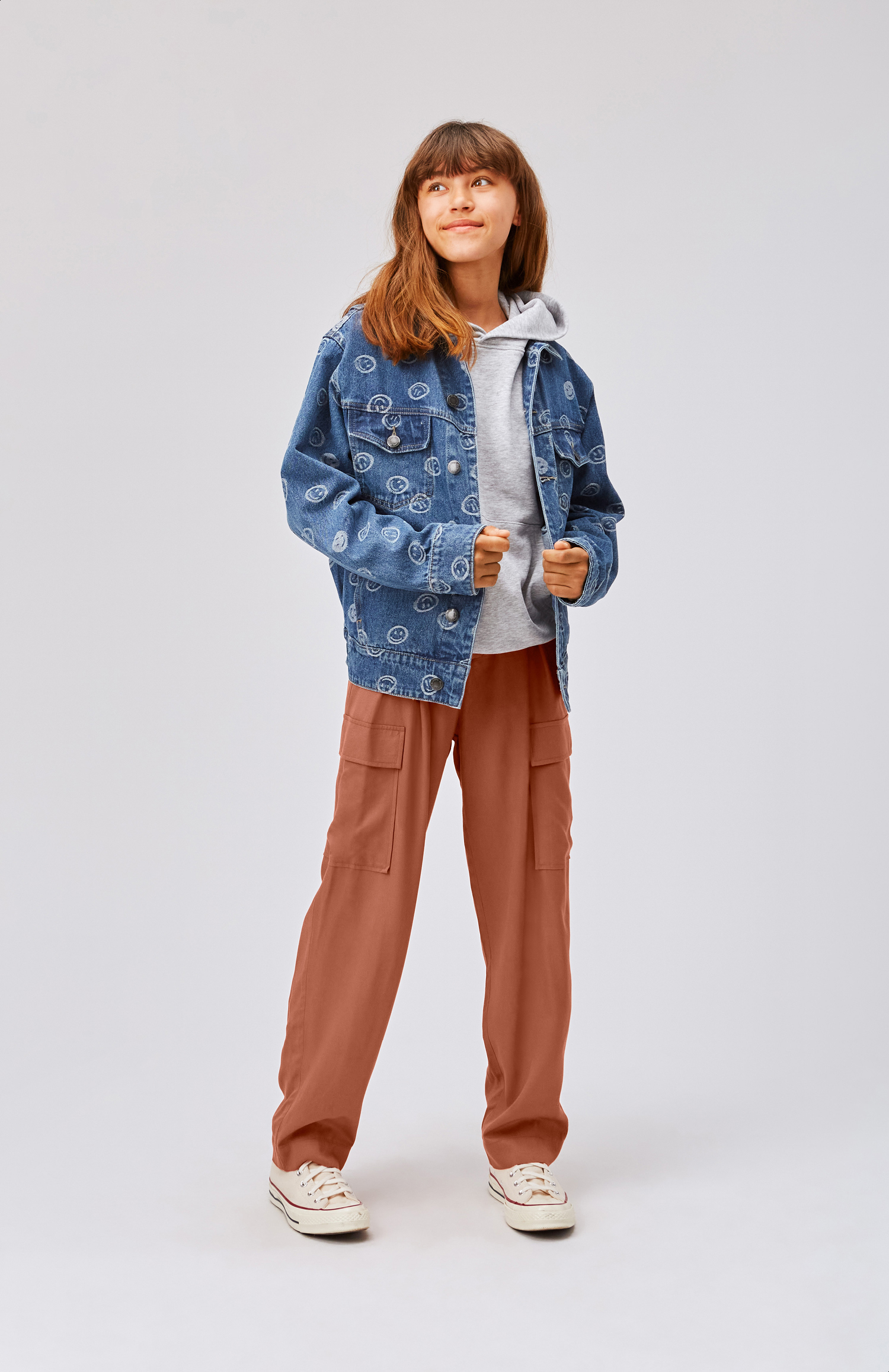 Hedly - Blue Happiness - Blå denimjakke med forskellige emojier - Molo